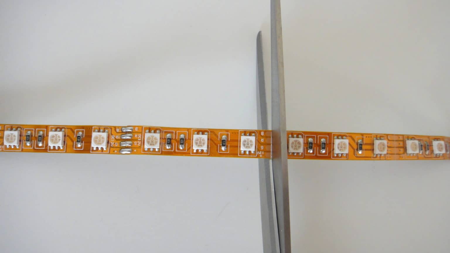 LED Streifen mit Leichtigkeit montieren: So geht’s - LedTipps.net